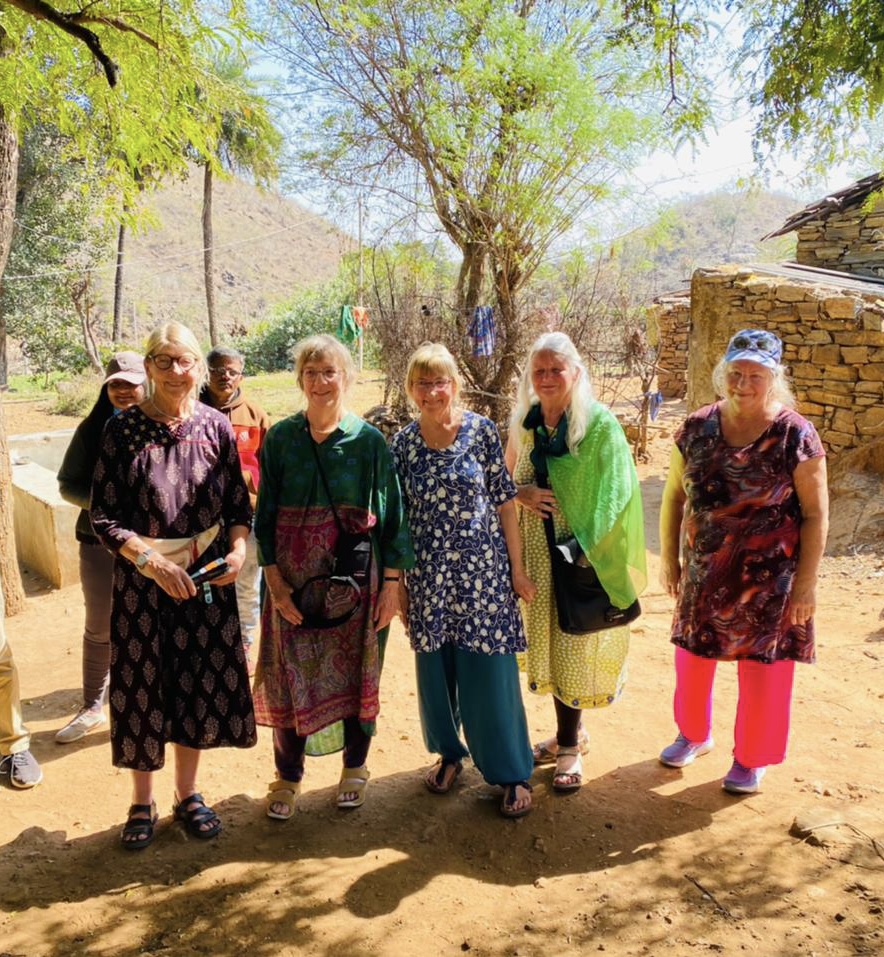 LIV I FORSAMLINGSHUSENE - Fem søde gamle damer på rejse i Indien ...